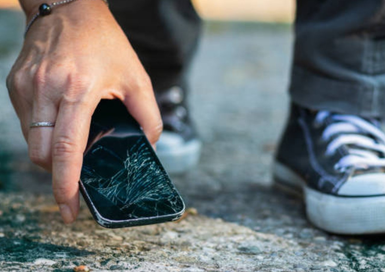 Kebiasaan-kebiasaan yang Bikin Smartphone Cepat Rusak - Suryamedia.id