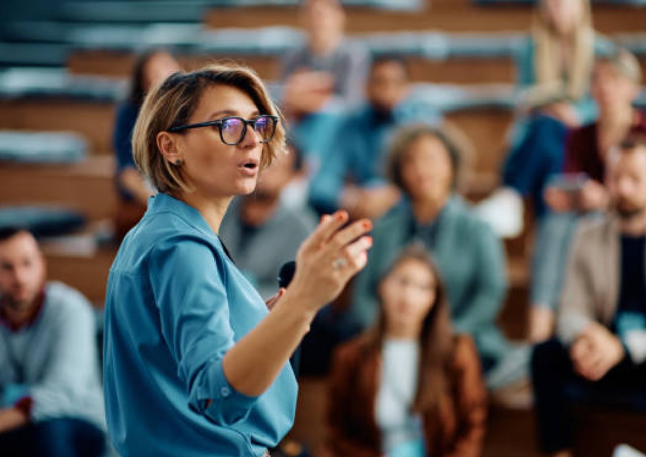 7 Tips Latihan Public Speaking – Suryamedia.id